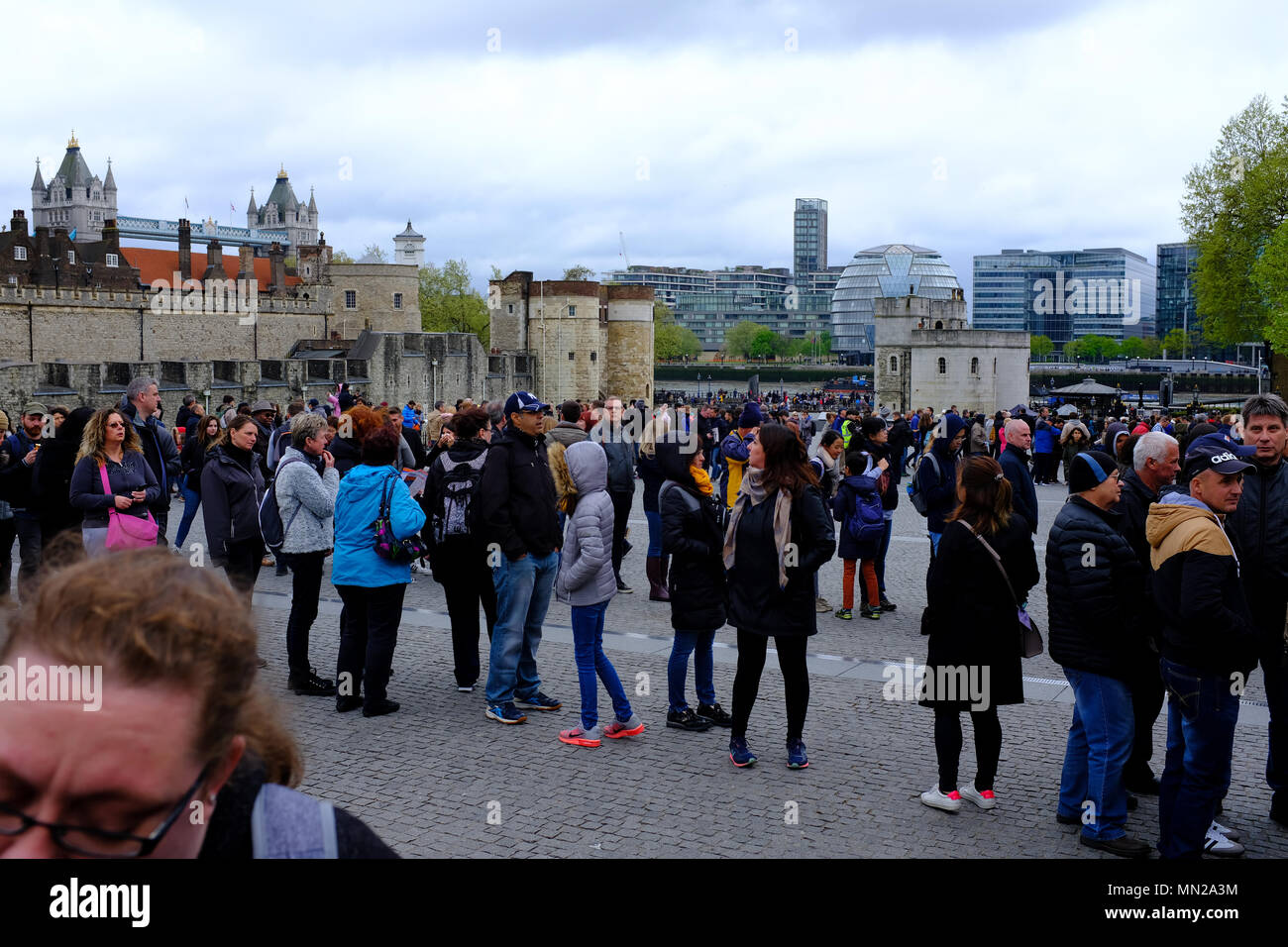 Visitors queuing at Tower of London ticket booths Stock Photo - Alamy