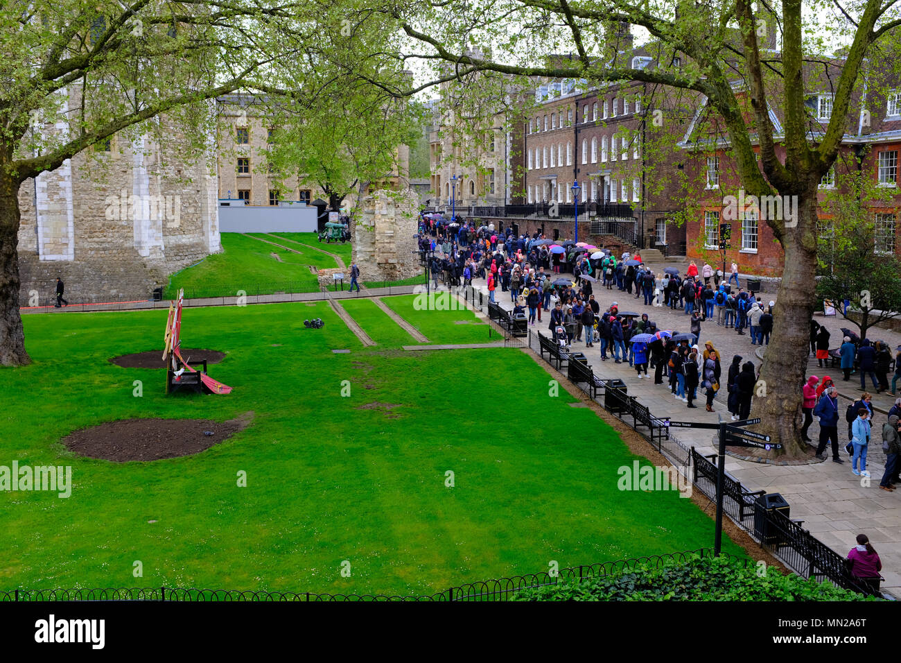 Queues to see the crown jewels at The Tower of London UK Stock Photo ...