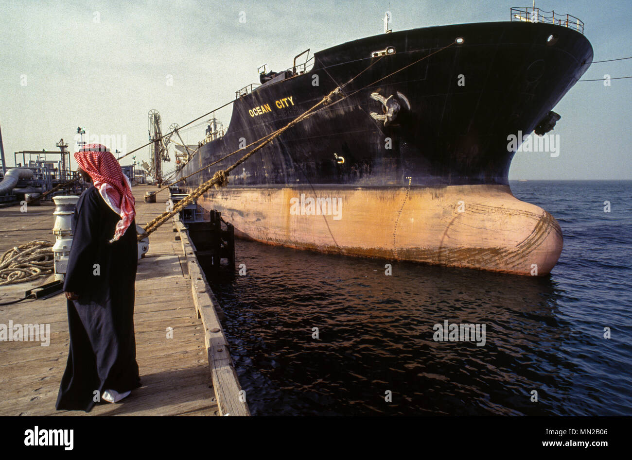 Mina al ahmadi refinery hi-res stock photography and images - Alamy