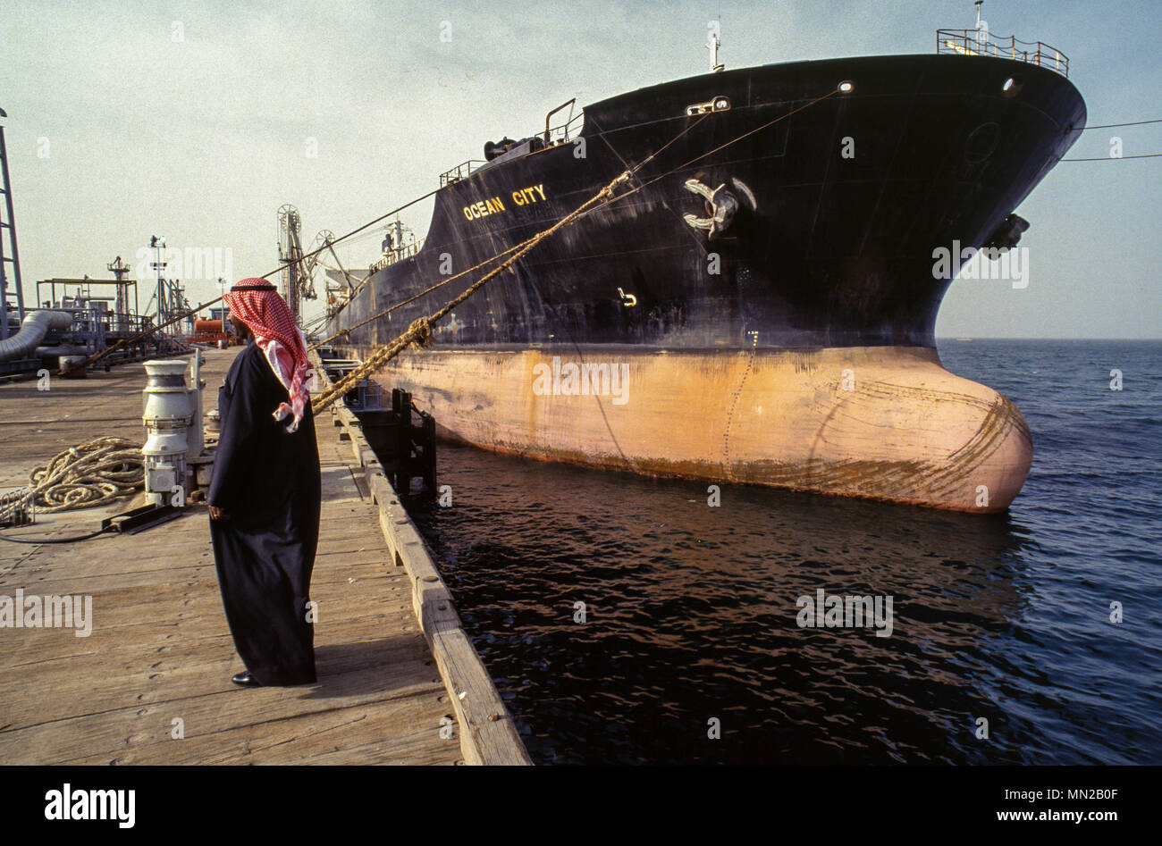 Mina al ahmadi refinery hi-res stock photography and images - Alamy