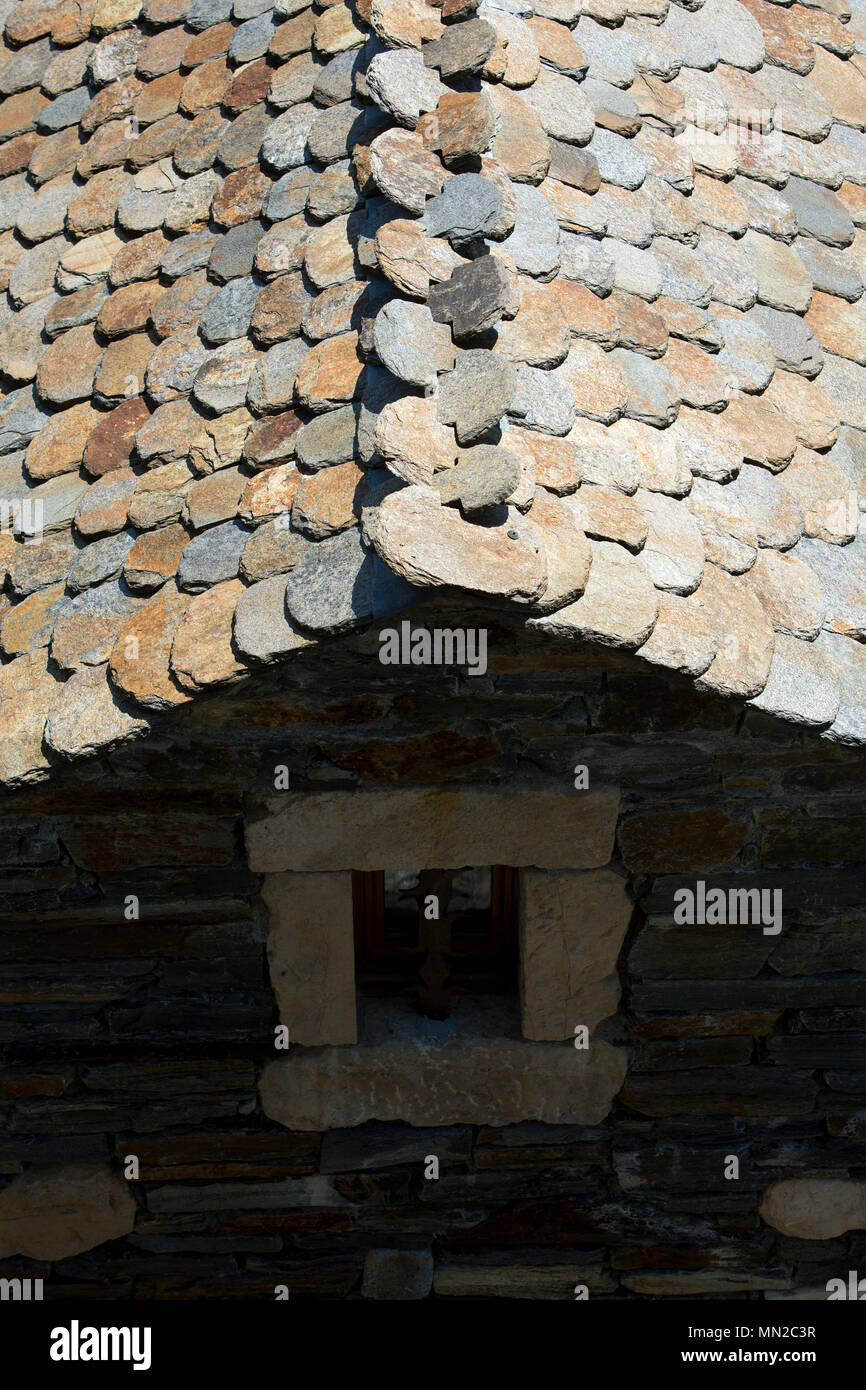Typical Flagstone Roof High Resolution Stock Photography and Images - Alamy