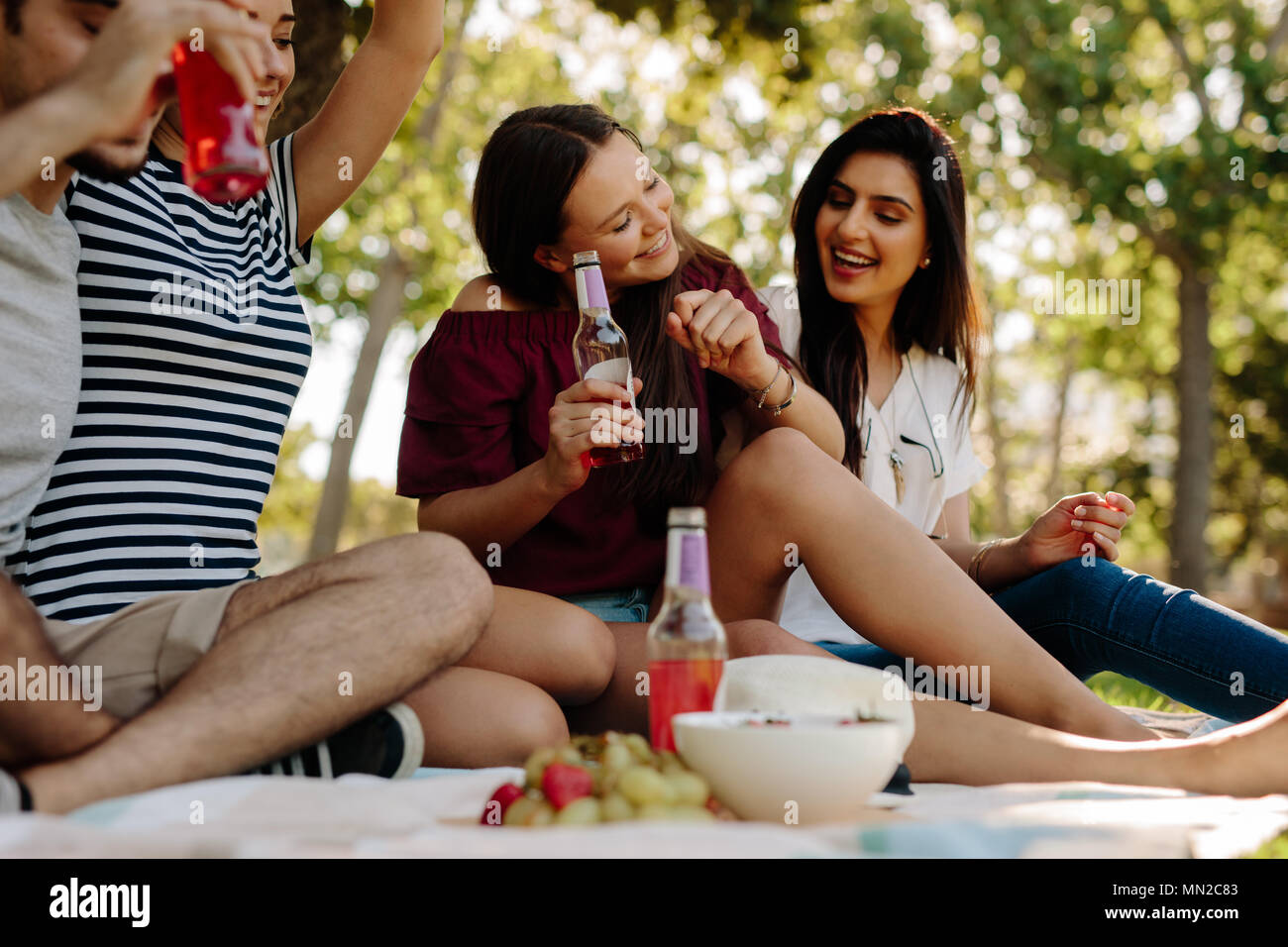 Giggling girls hi-res stock photography and images - Alamy