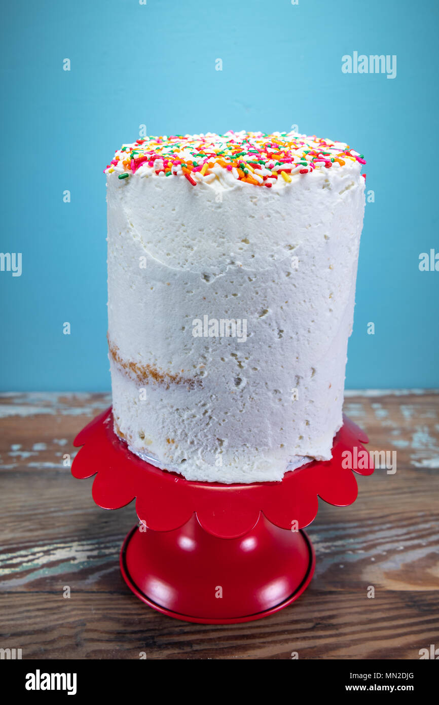 Tall frosted cake hi-res stock photography and images - Alamy
