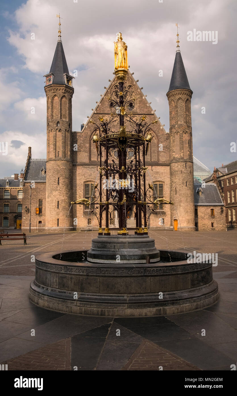 The Ridderzaal (Knights Hall) building inside the Binnenhof courtyard ...