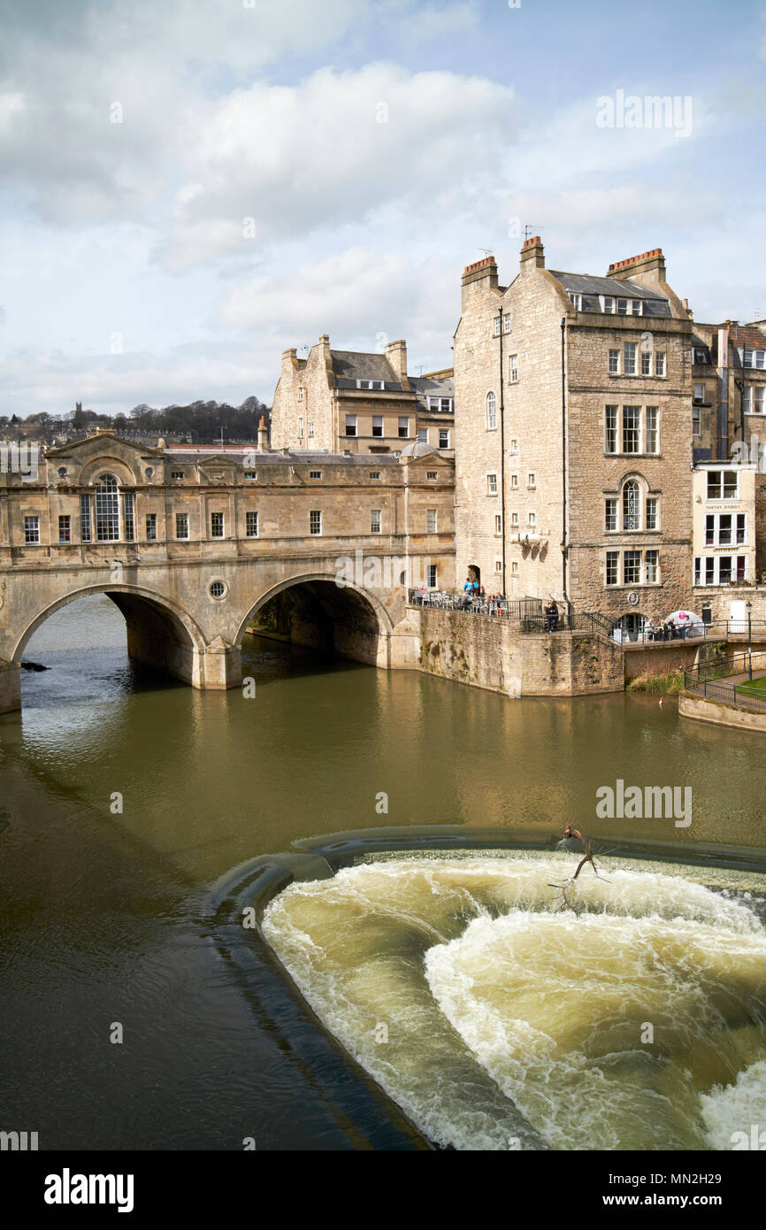 Pulteney bridge river avon and weir in the city centre of Bath England ...