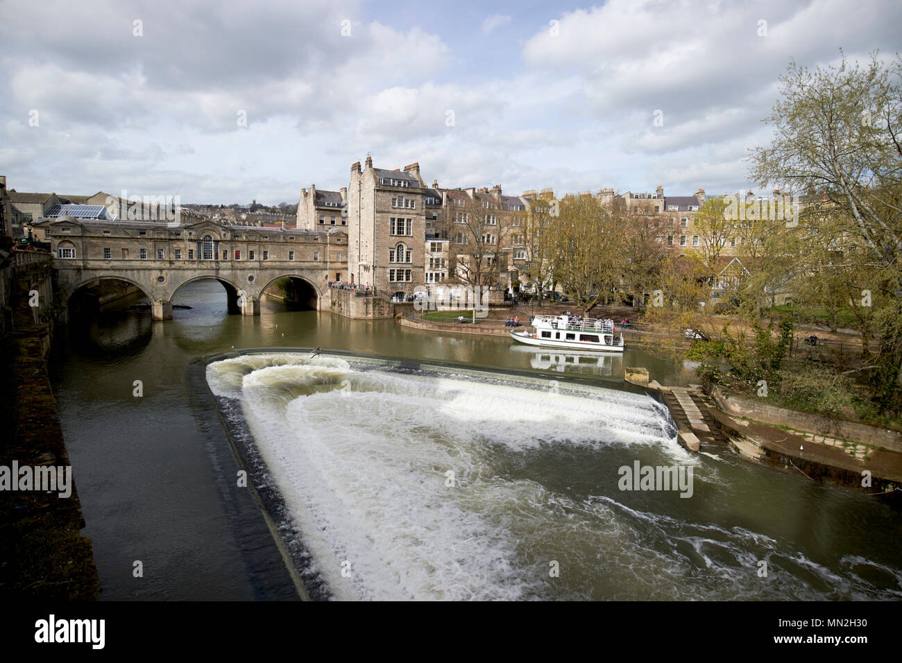 Pulteney bridge river avon and weir in the city centre of Bath England ...