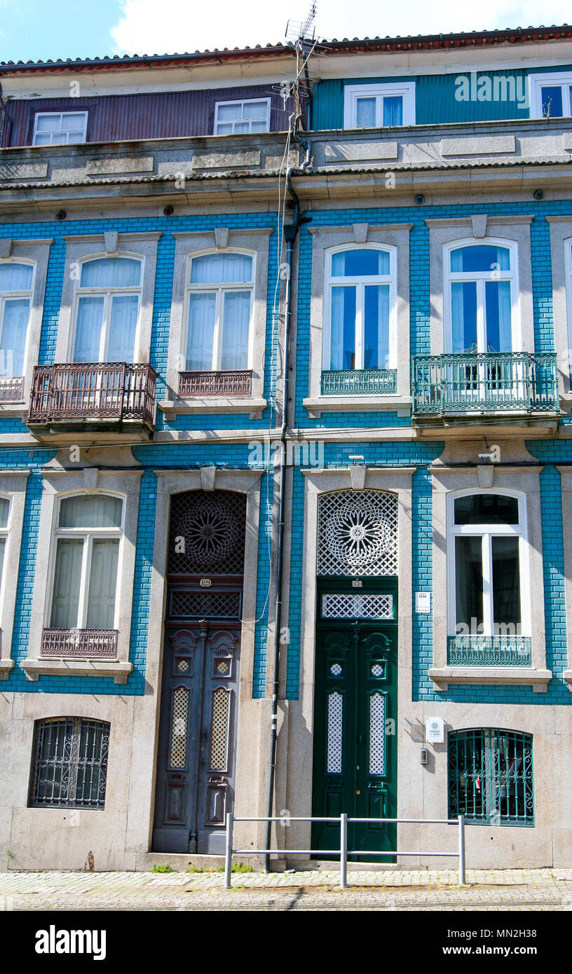 Porto blue tiles hi-res stock photography and images - Alamy