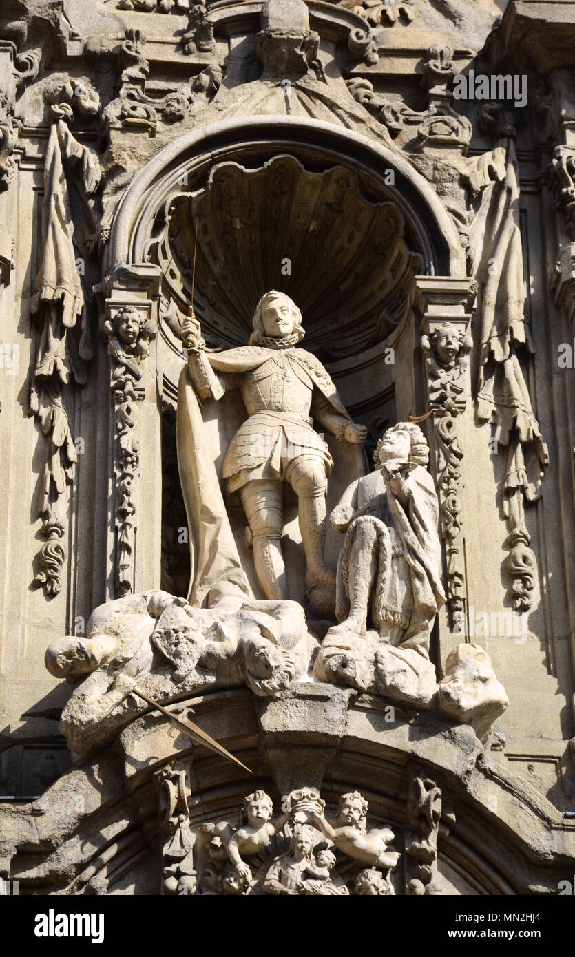 Medieval gothic statue people hi-res stock photography and images - Alamy