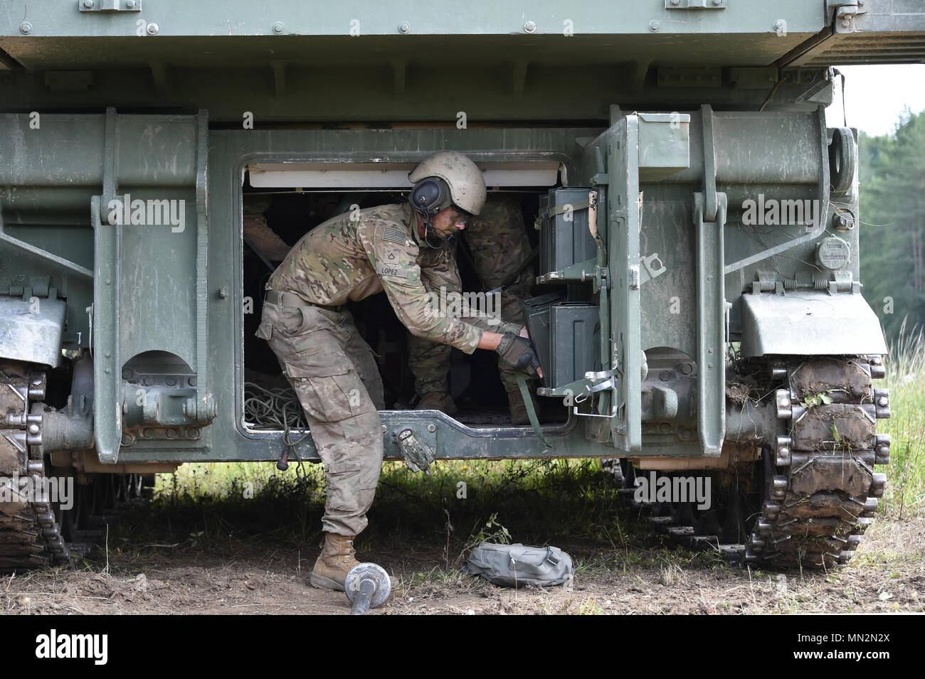 U.S. Soldiers with Bravo Battery, 3rd Battalion, 29th Field Artillery ...