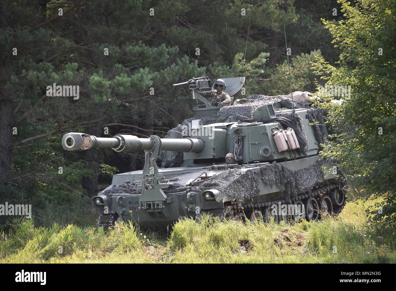 U.S. Soldiers with Bravo Battery, 3rd Battalion, 29th Field Artillery ...