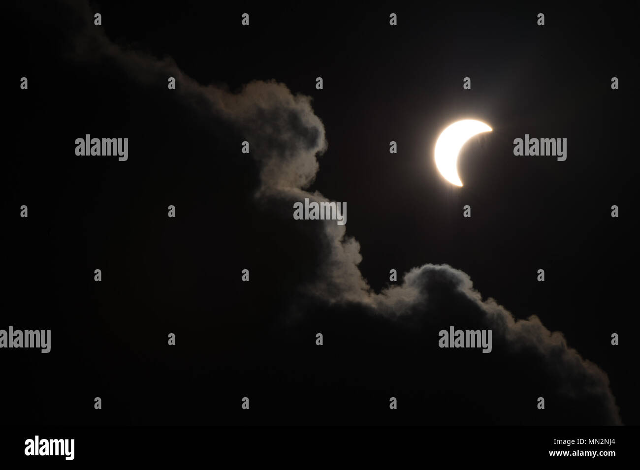 Moon blocks sun hi-res stock photography and images - Alamy