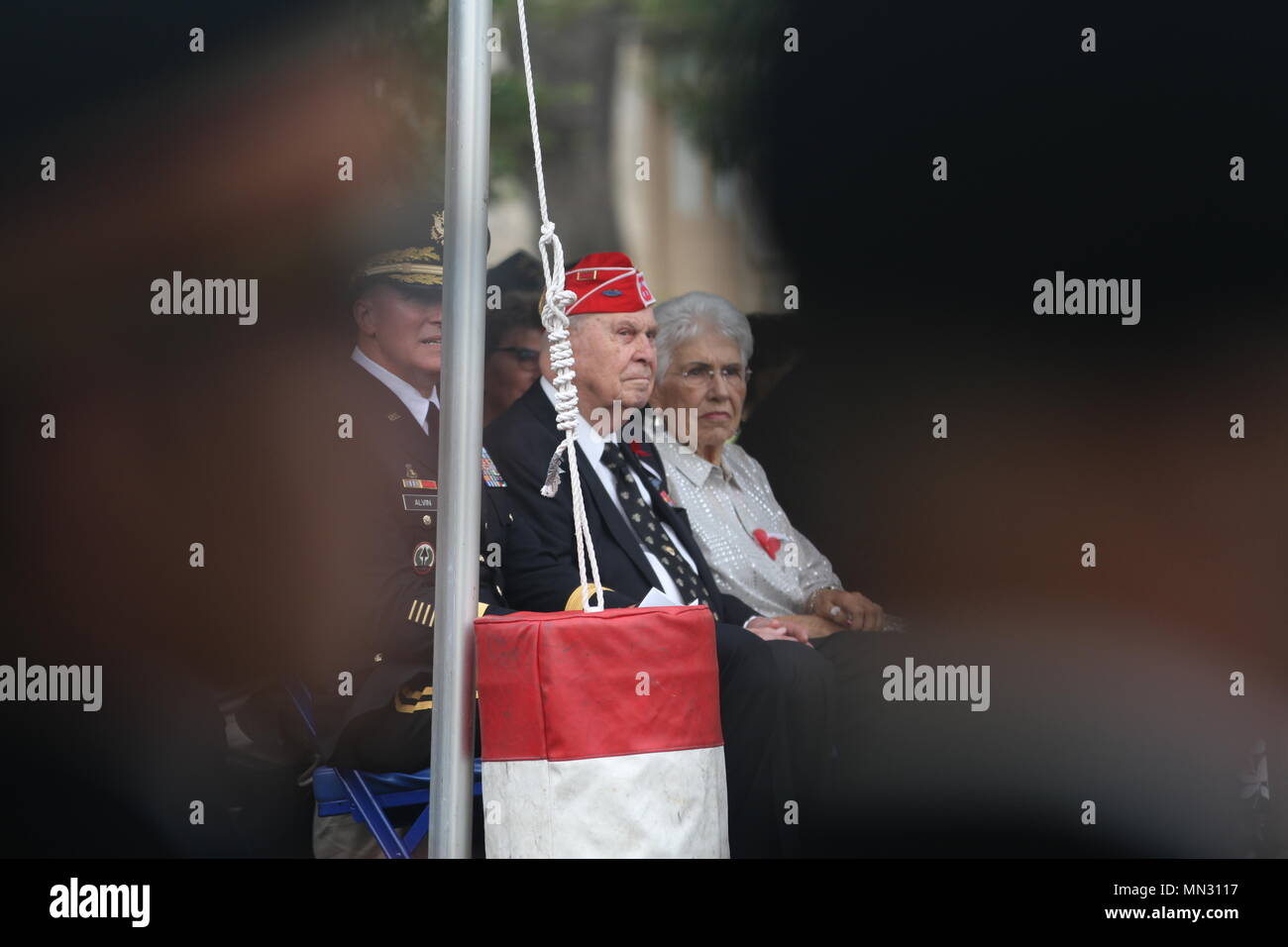 (center) Retired Master Sgt. Vernon Schmidt, a 91 year old surviving ...