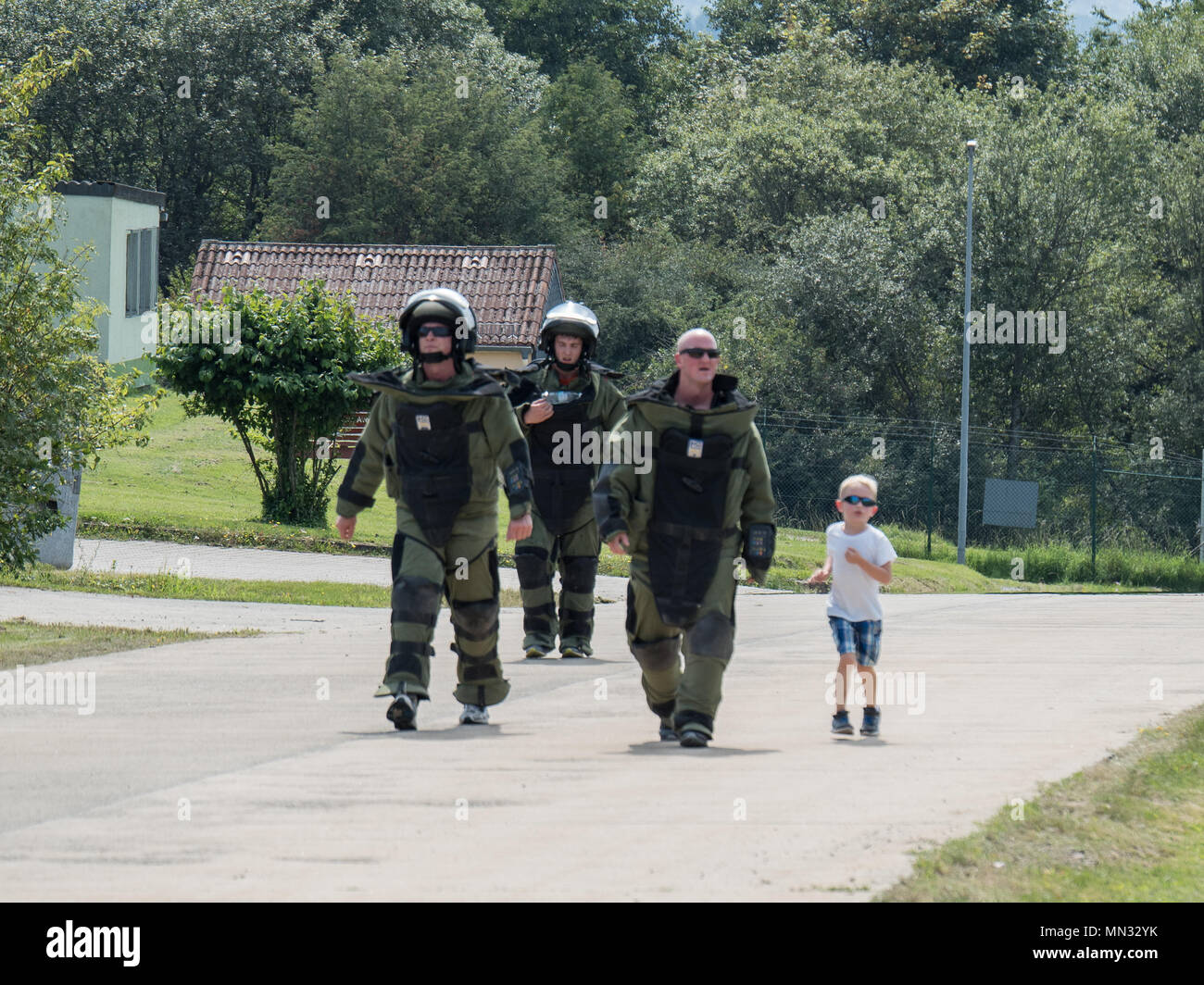 U.S. Soldiers assigned to the 720th Explosive Ordnance Disposal Company ...