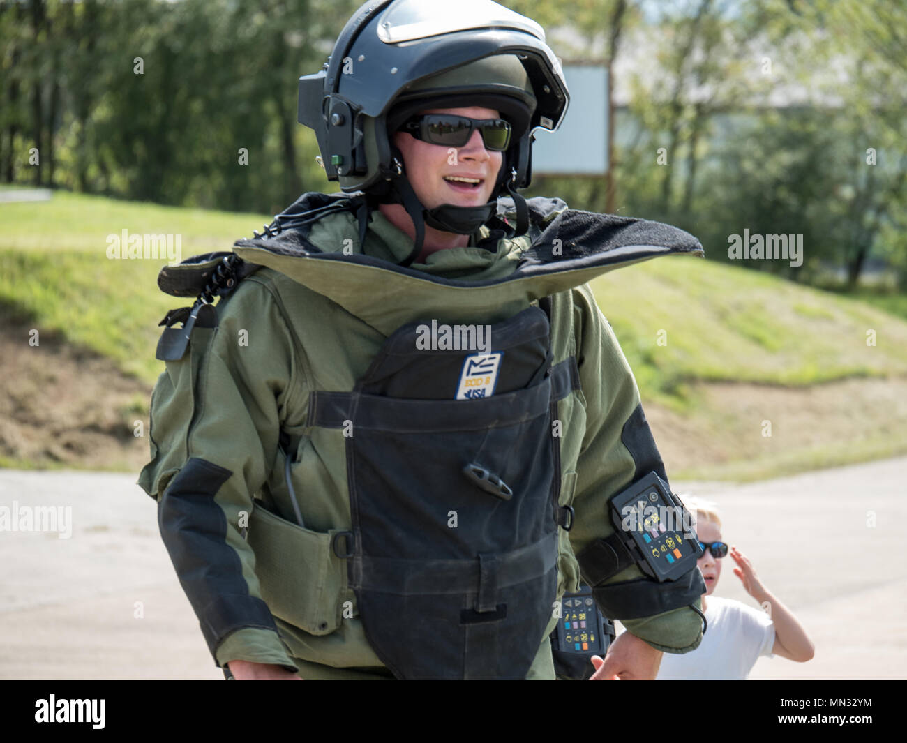 U.S. Soldiers assigned to the 720th Explosive Ordnance Disposal Company ...