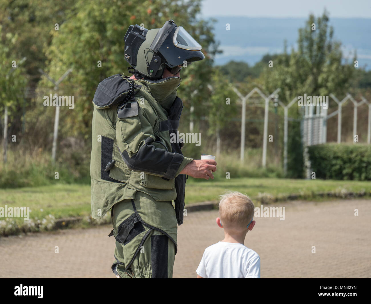 U.S. Soldiers assigned to the 720th Explosive Ordnance Disposal Company ...