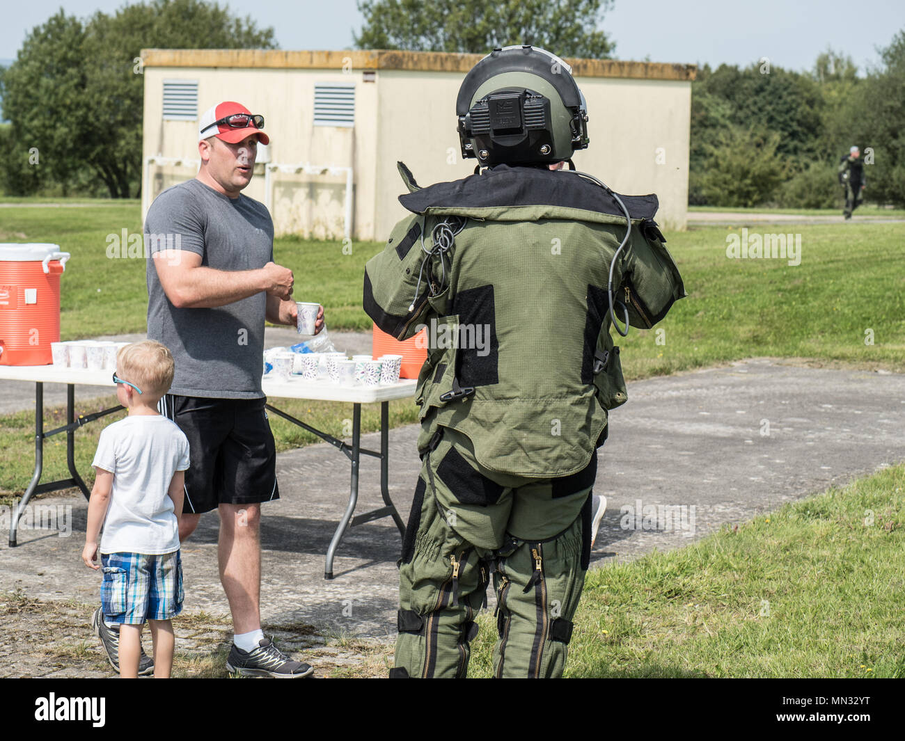 U.S. Soldiers assigned to the 720th Explosive Ordnance Disposal Company ...