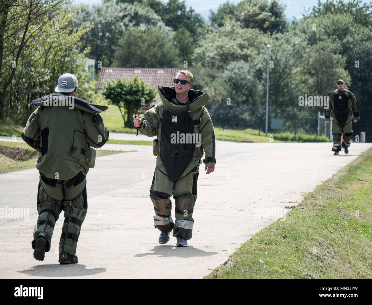 U.S. Soldiers assigned to the 720th Explosive Ordnance Disposal Company ...