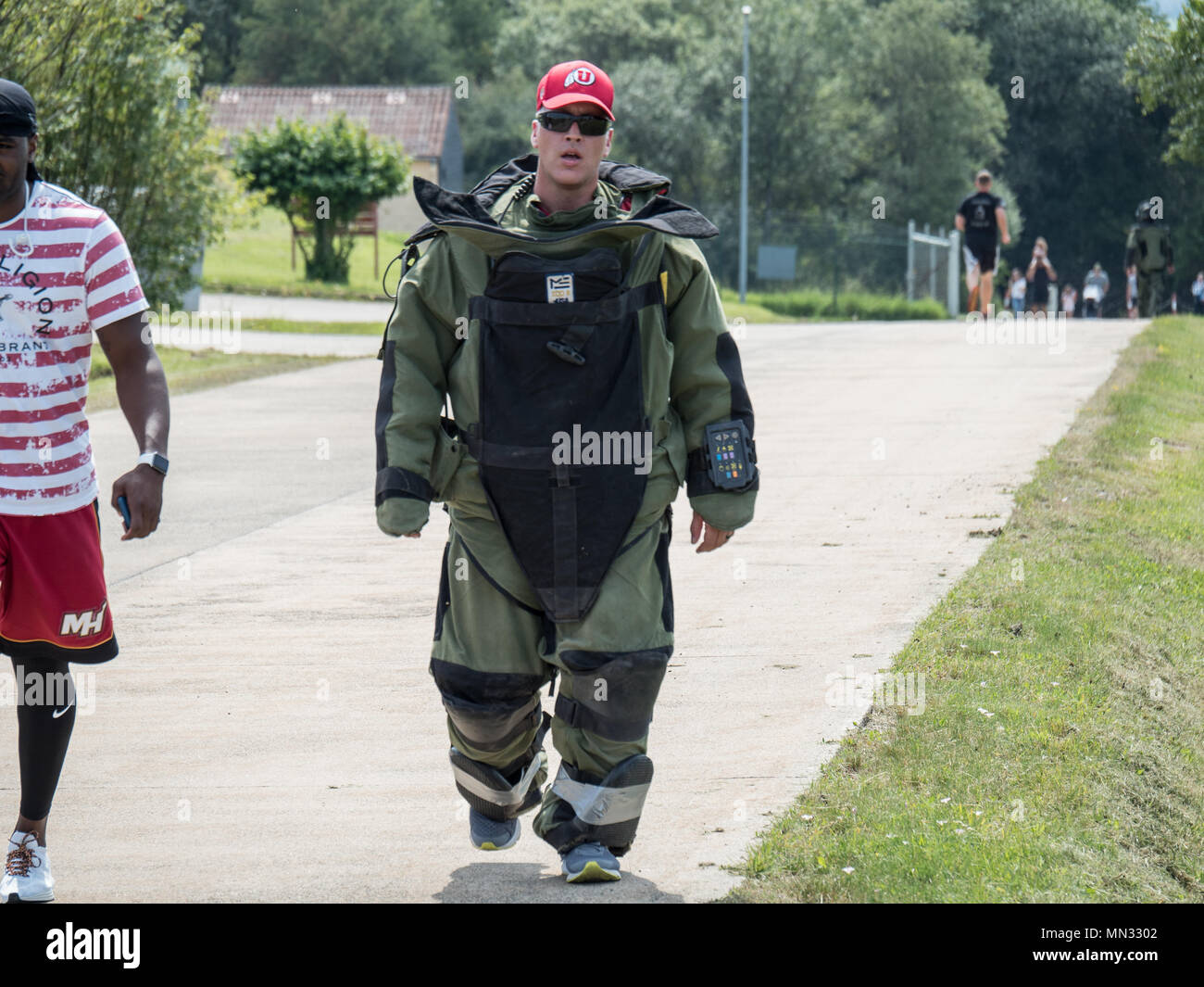 U.S. Soldiers assigned to the 720th Explosive Ordnance Disposal Company ...