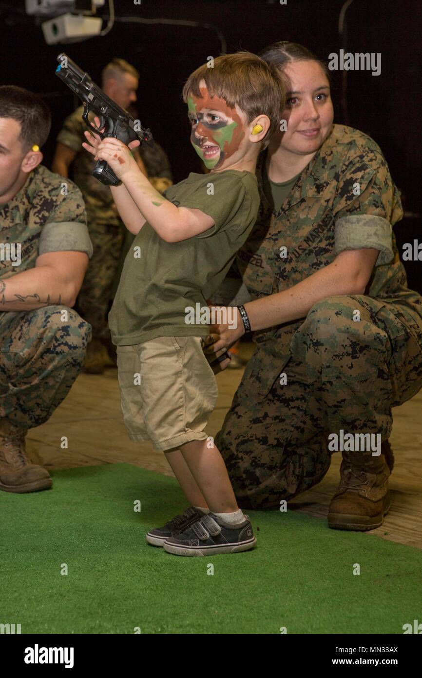 Children of U.S. Marines from Headquarters Batalion, 2nd Marine ...