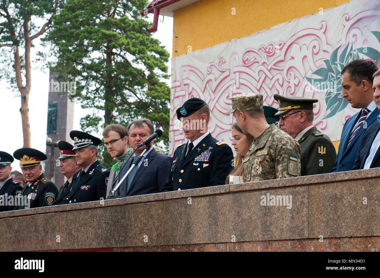 Col. Charles Booze, the deputy commanding officer of the 45th Infantry ...