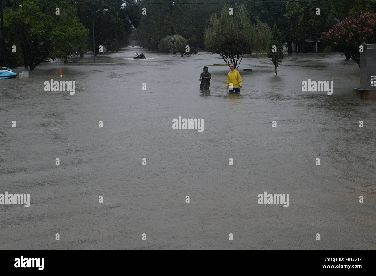 Texas National Guardsmen from the 386th Engineer Battalion work ...
