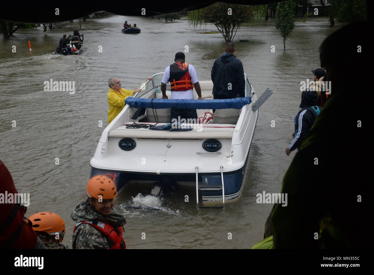Texas National Guardsmen from the 386th Engineer Battalion work ...