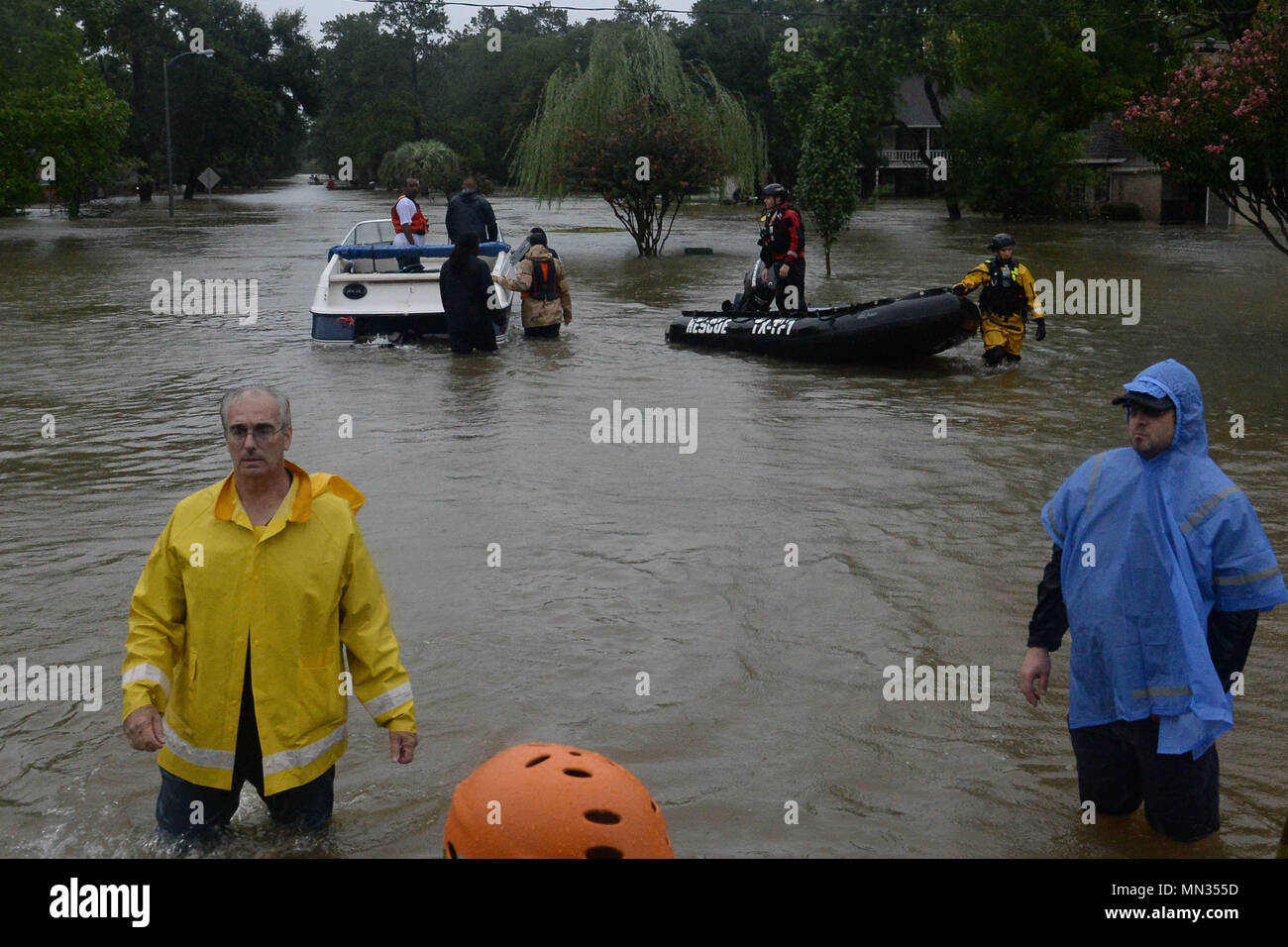Texas National Guardsmen from the 386th Engineer Battalion work ...