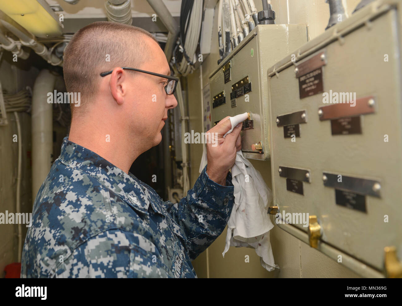 Knee knocker hi-res stock photography and images - Alamy