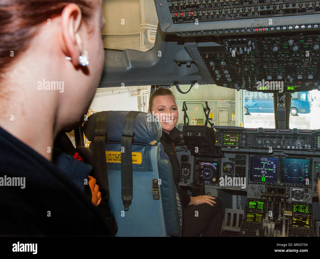 C 17 cockpit hi-res stock photography and images - Alamy