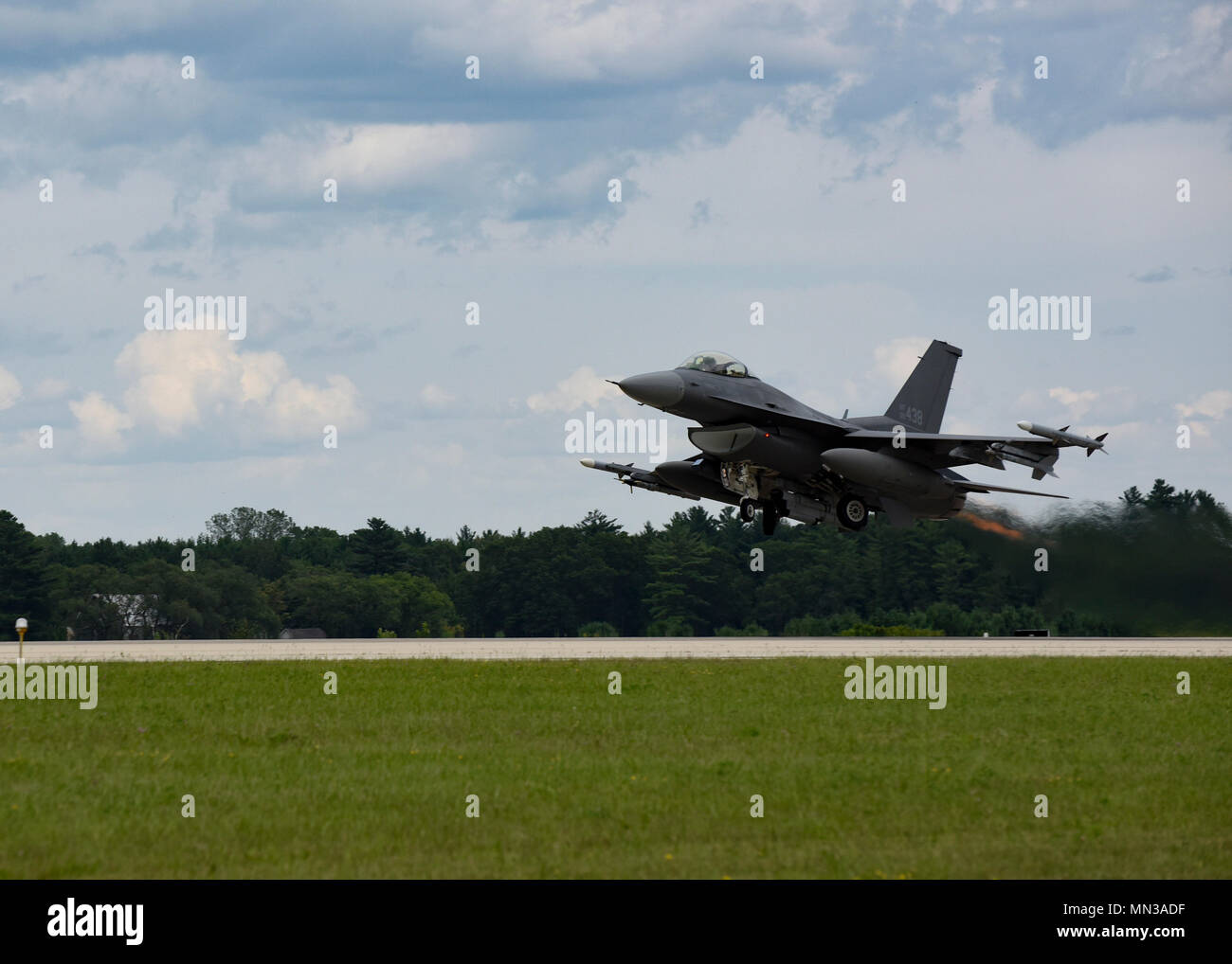A U.S. Air Force F-16 Fighting Falcon assigned to the 175th Fighter ...