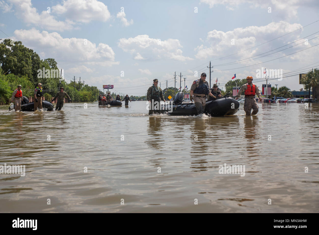 Marines with Charlie Company, 4th Reconnaissance Battalion, 4th Marine ...