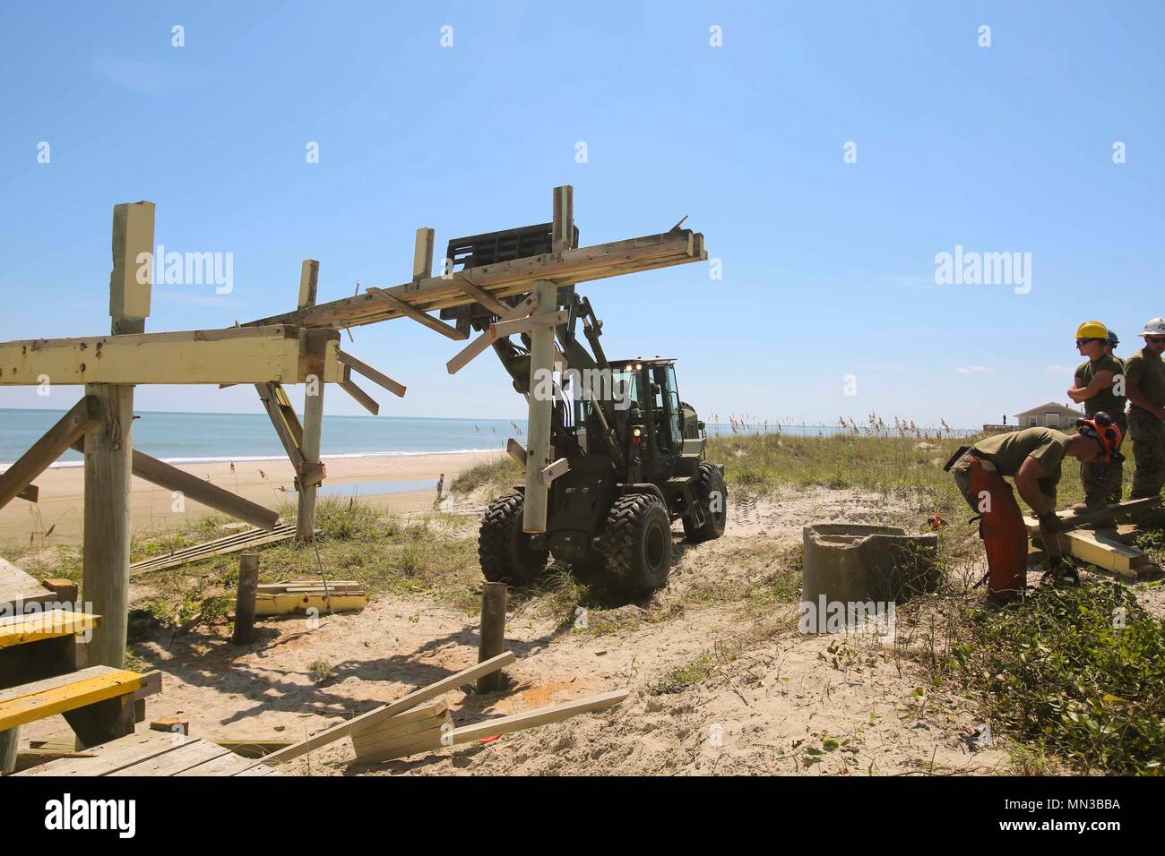 Marines with 8th Engineer Support Battalion operate heavy equipment ...