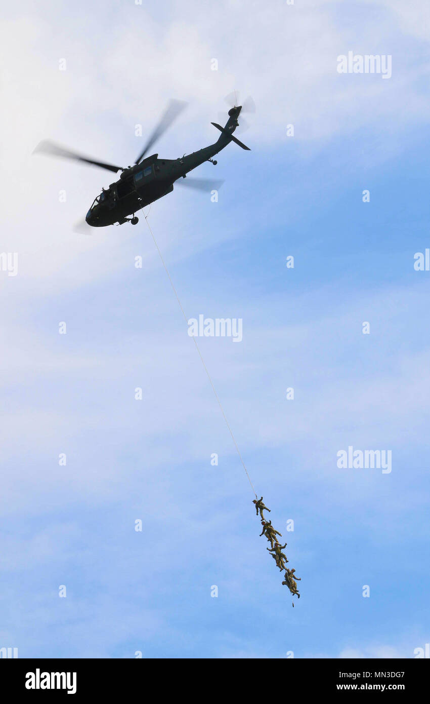 Soldiers of the The Sabalauski Air Assault School, 101st Airborne ...