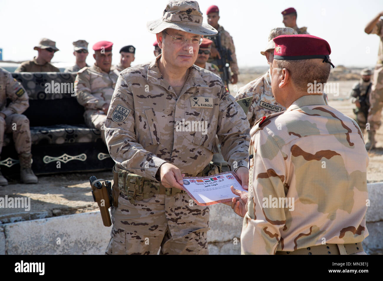 U s army soldier gives iraqi hi-res stock photography and images - Alamy