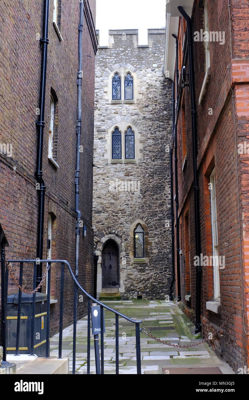 Narrow gap between buildings hi-res stock photography and images - Alamy