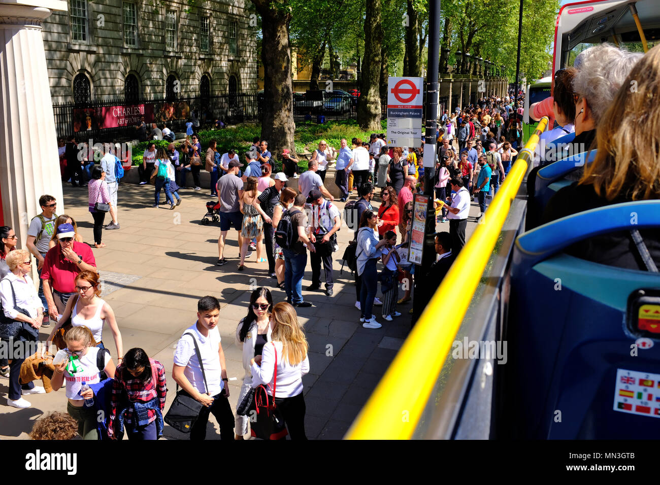 Buckingham Gate from an open top tour bus London UK Stock Photo - Alamy