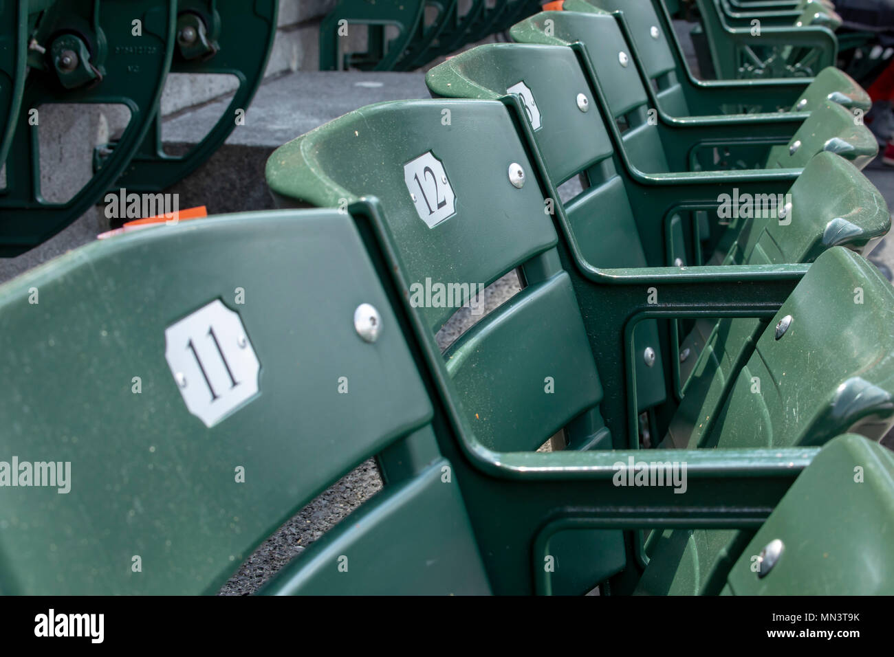 Row of vacant seats hi-res stock photography and images - Alamy