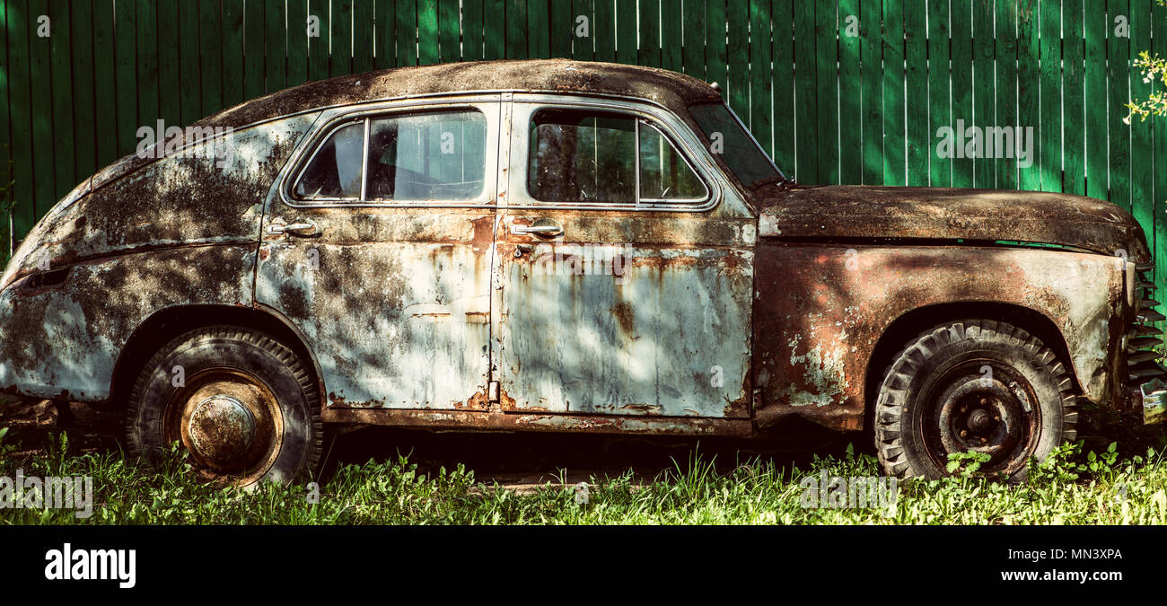 Old broken car hi-res stock photography and images - Alamy