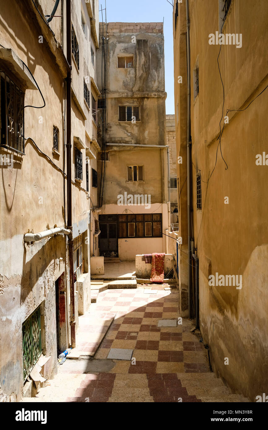 Narrow dead end alley hi-res stock photography and images - Alamy