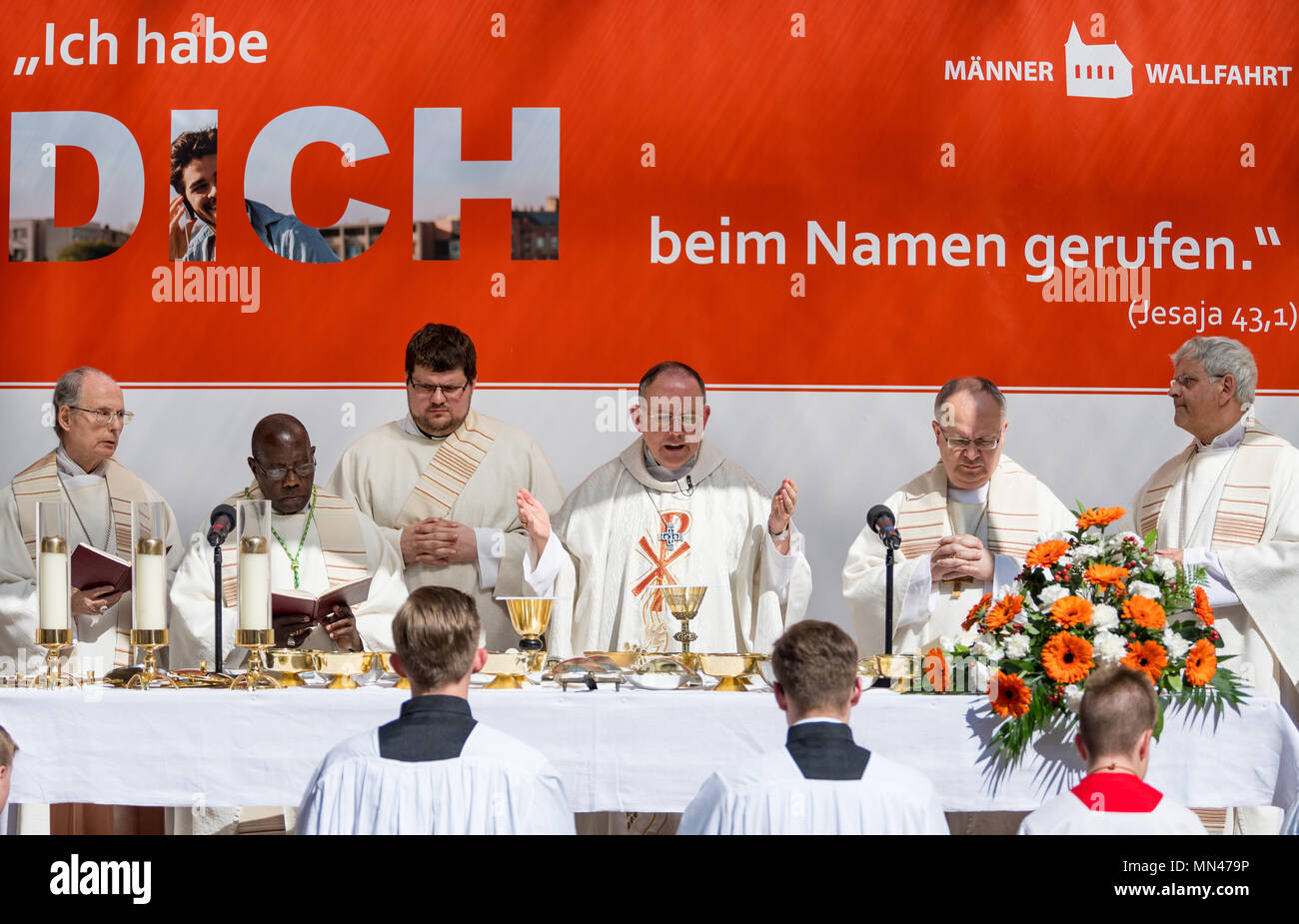 10 May 2018, Germany, Wachstedt: Ulrich Neymeyr (C), Bishop of Erfurt ...