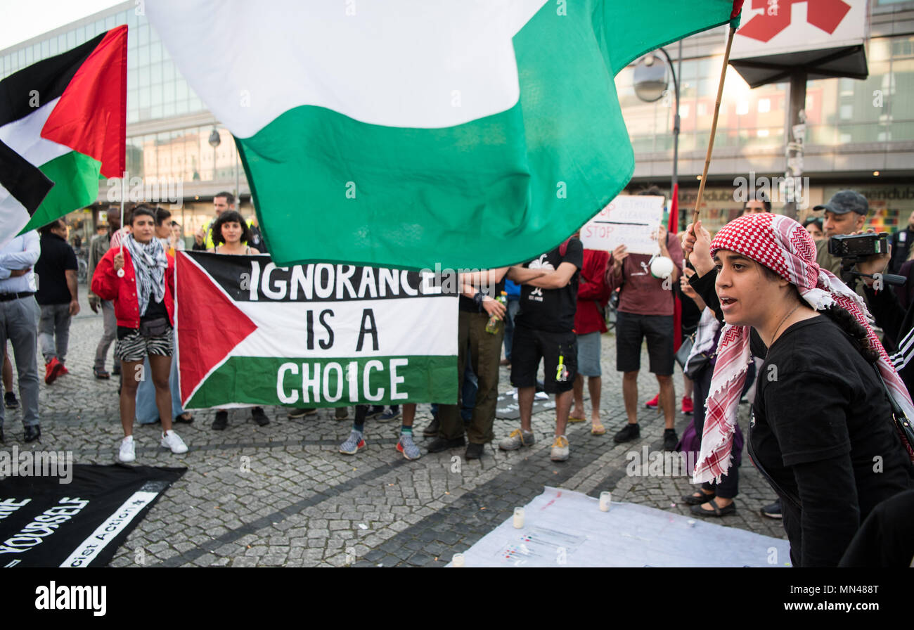 14 May 2018, Germany, Berlin: Pro-Palestinian demonstrators protesting ...