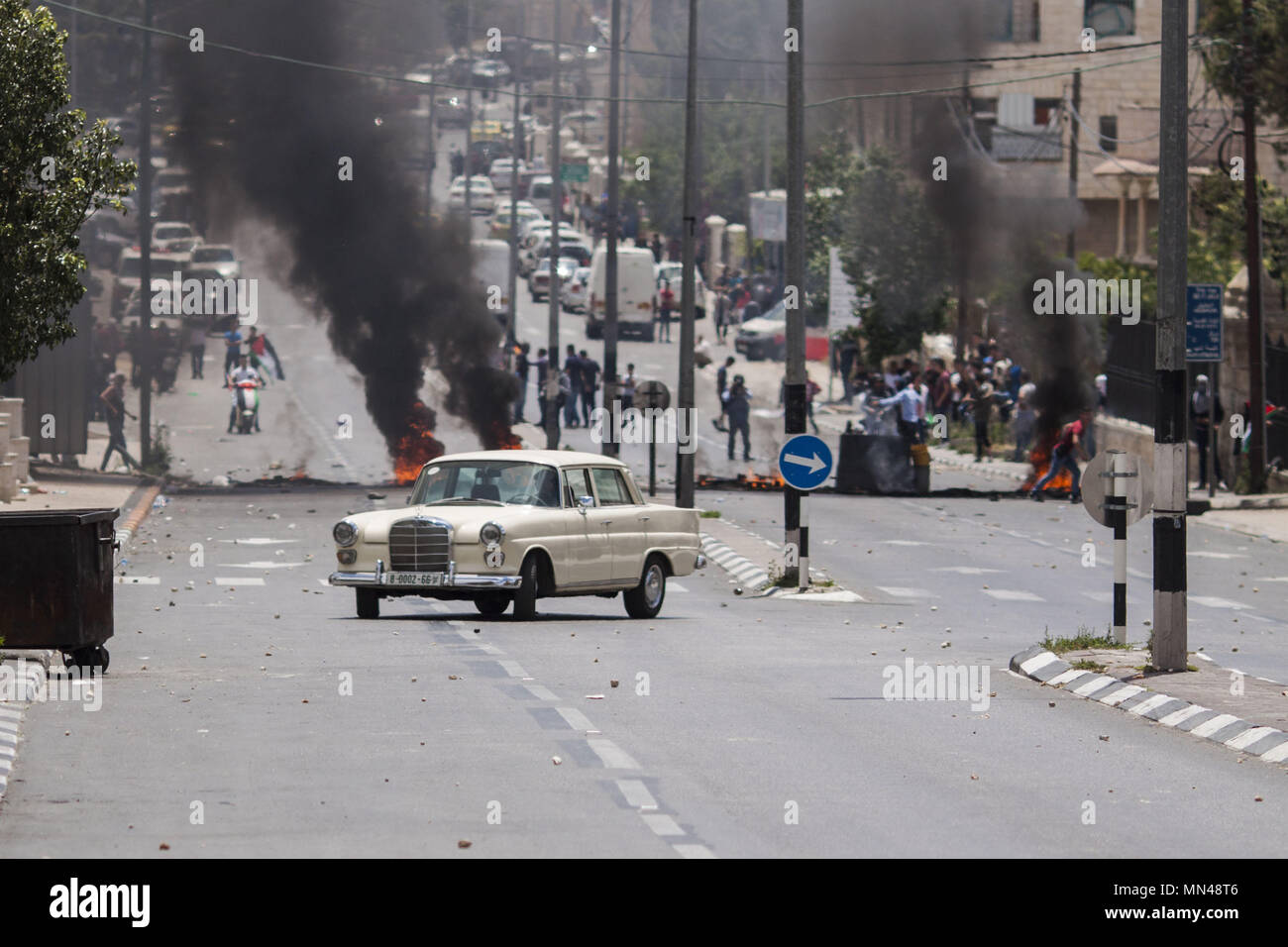 Bethlehem, West Bank. 14th May, 2018. Palestinian car trying to pass ...