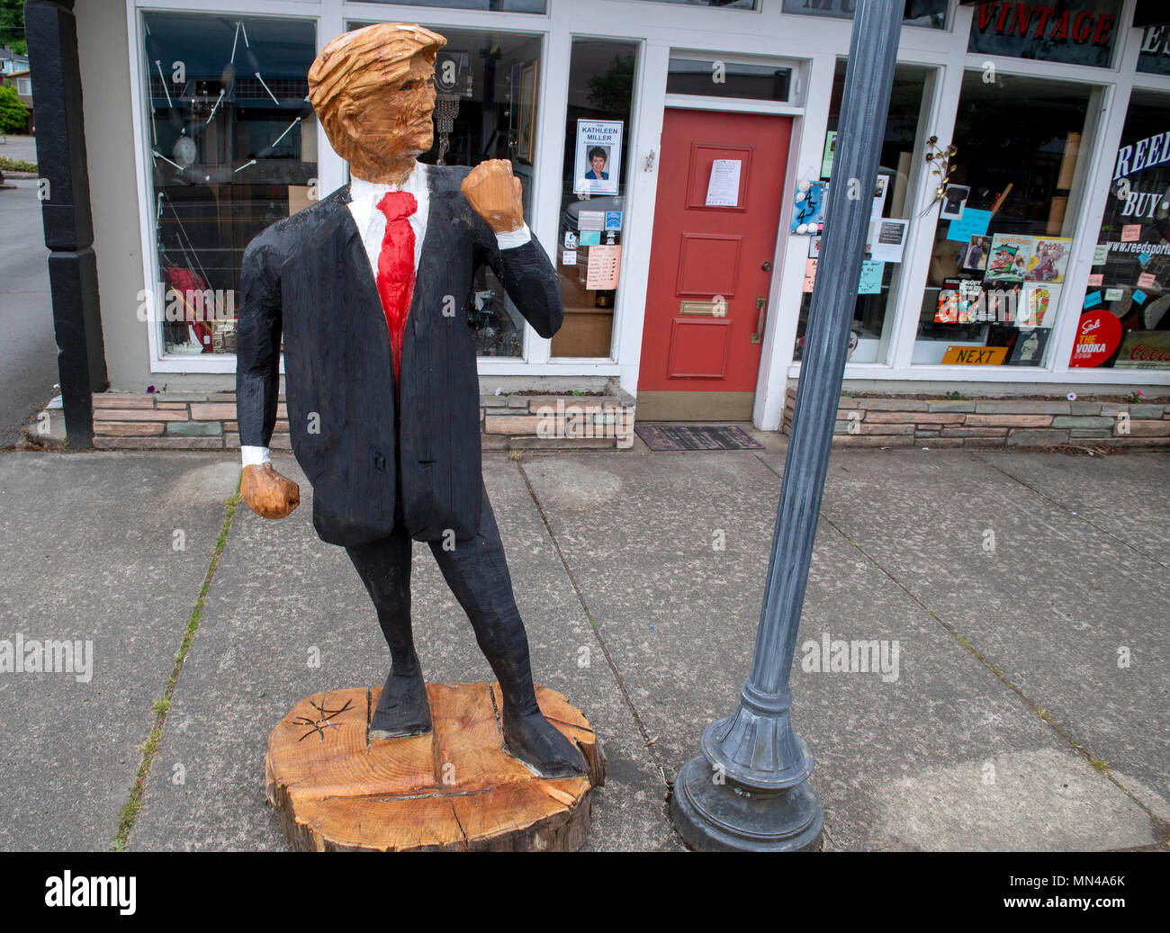 Reedsport, OREGON, USA. 14th May, 2018. A chainsaw art sculpture of ...