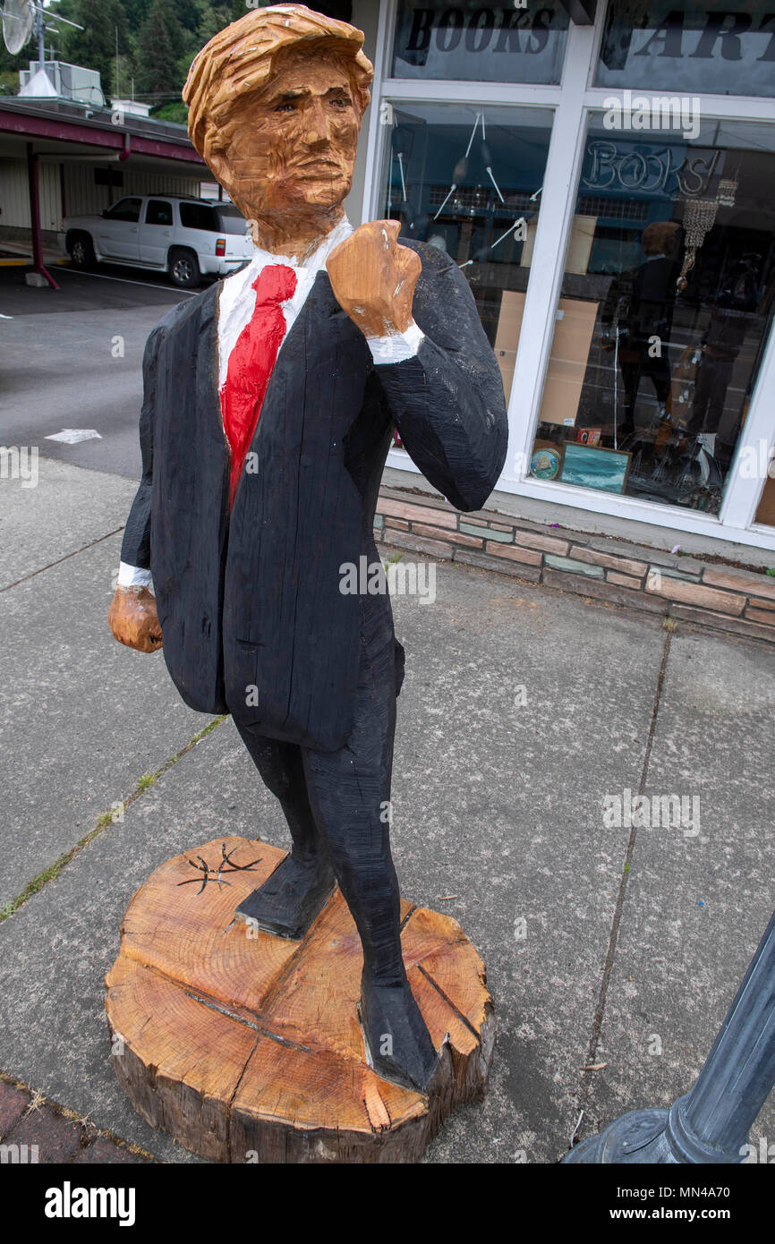 Reedsport, OREGON, USA. 14th May, 2018. A chainsaw art sculpture of ...