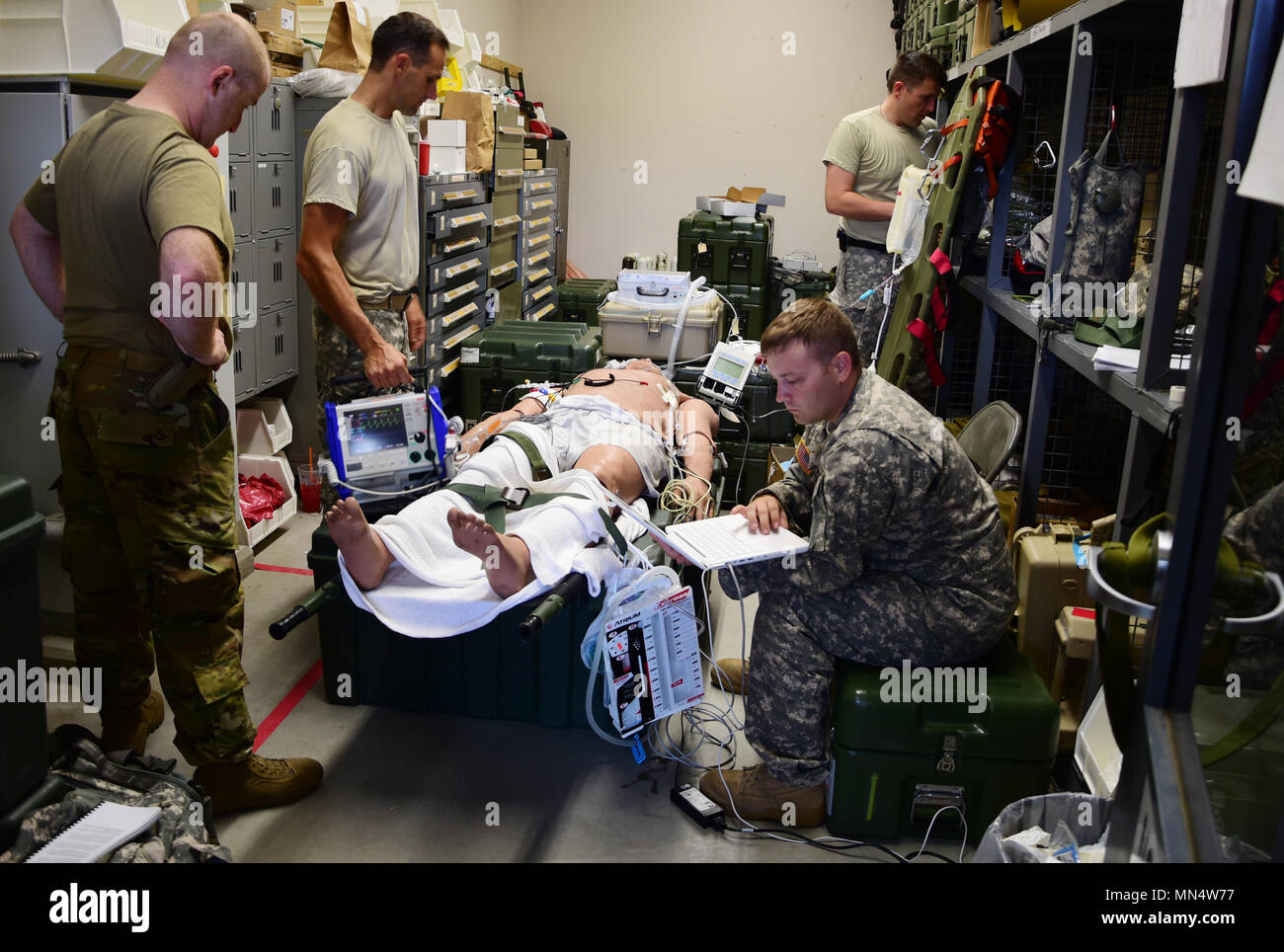 Hawaii Army National Guard Soldiers with the 1-189th General Support ...