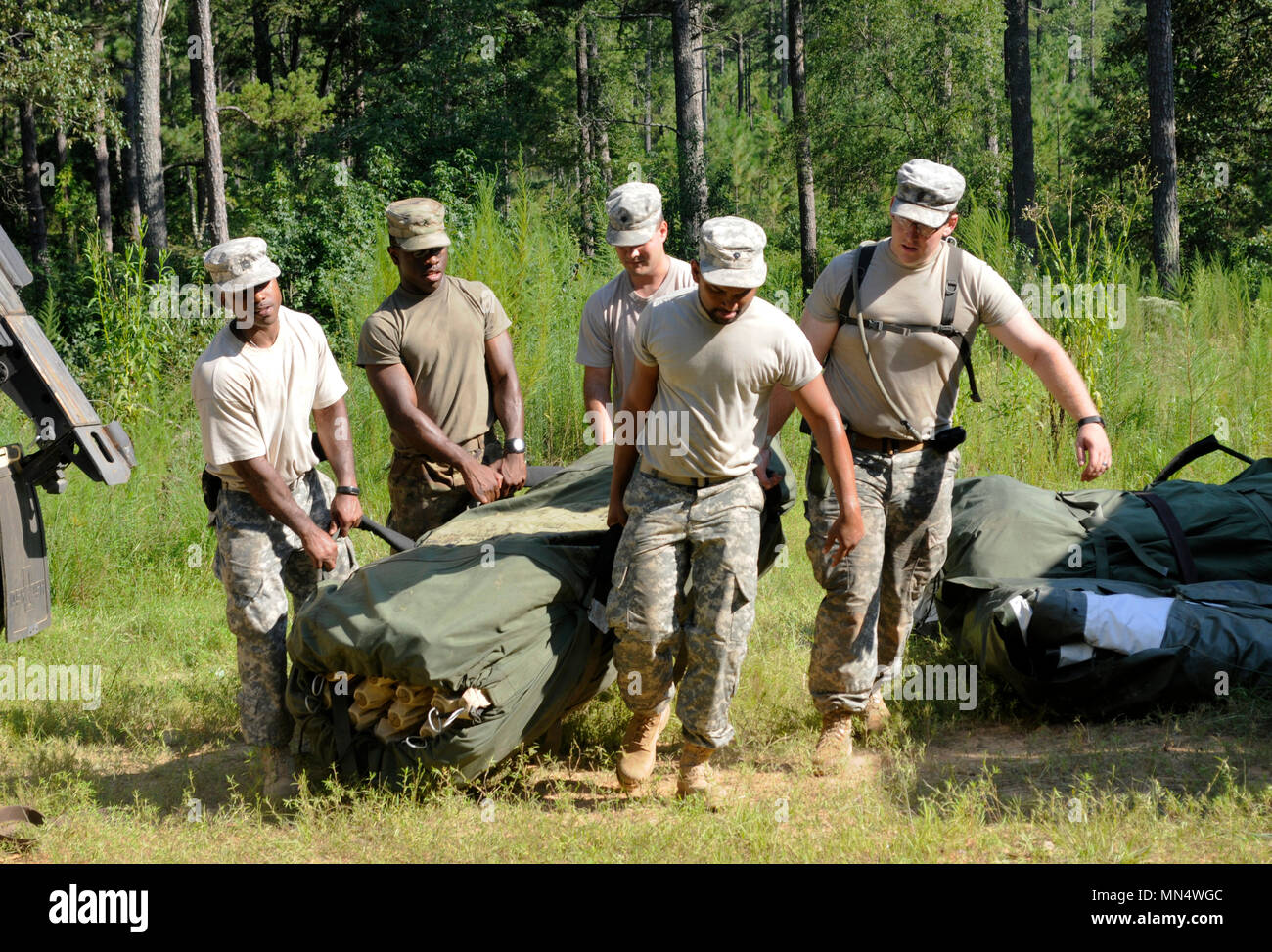 U.S. Army Soldiers with the 642nd Regional Support Group use teamwork ...