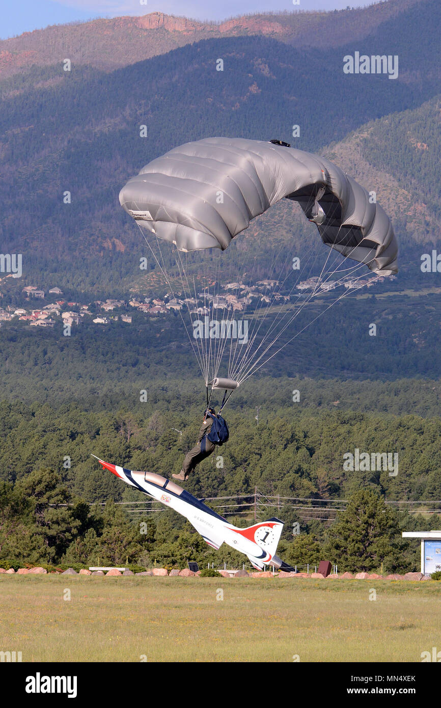 Cadet 1st Class Ryan Murphy, an Airmanship 490, Basic Freefall ...