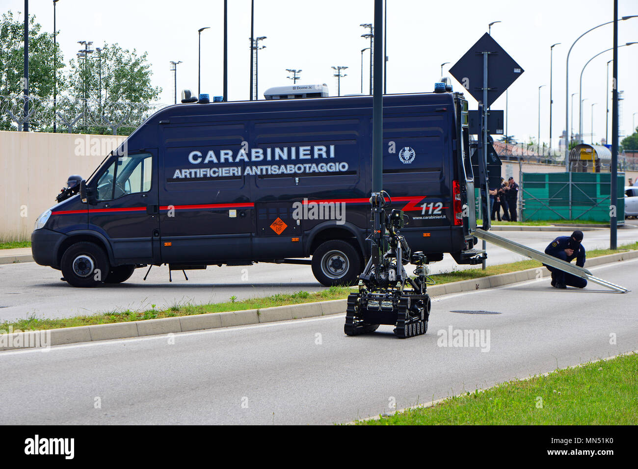 Italian Carabinieri of the Nucleo Artificieri Antisabotaggio, during ...