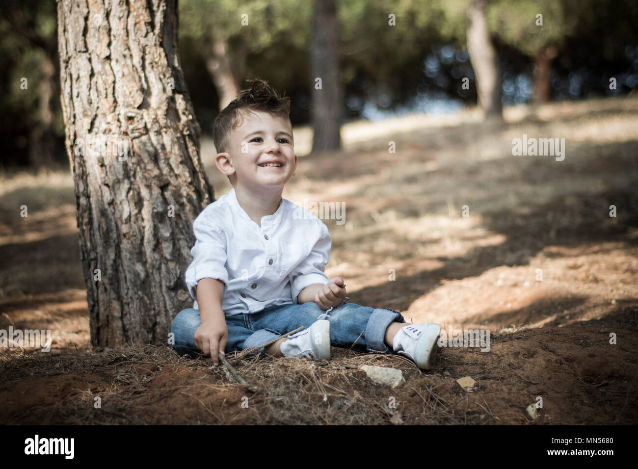 Kids sat outdoor hi-res stock photography and images - Alamy