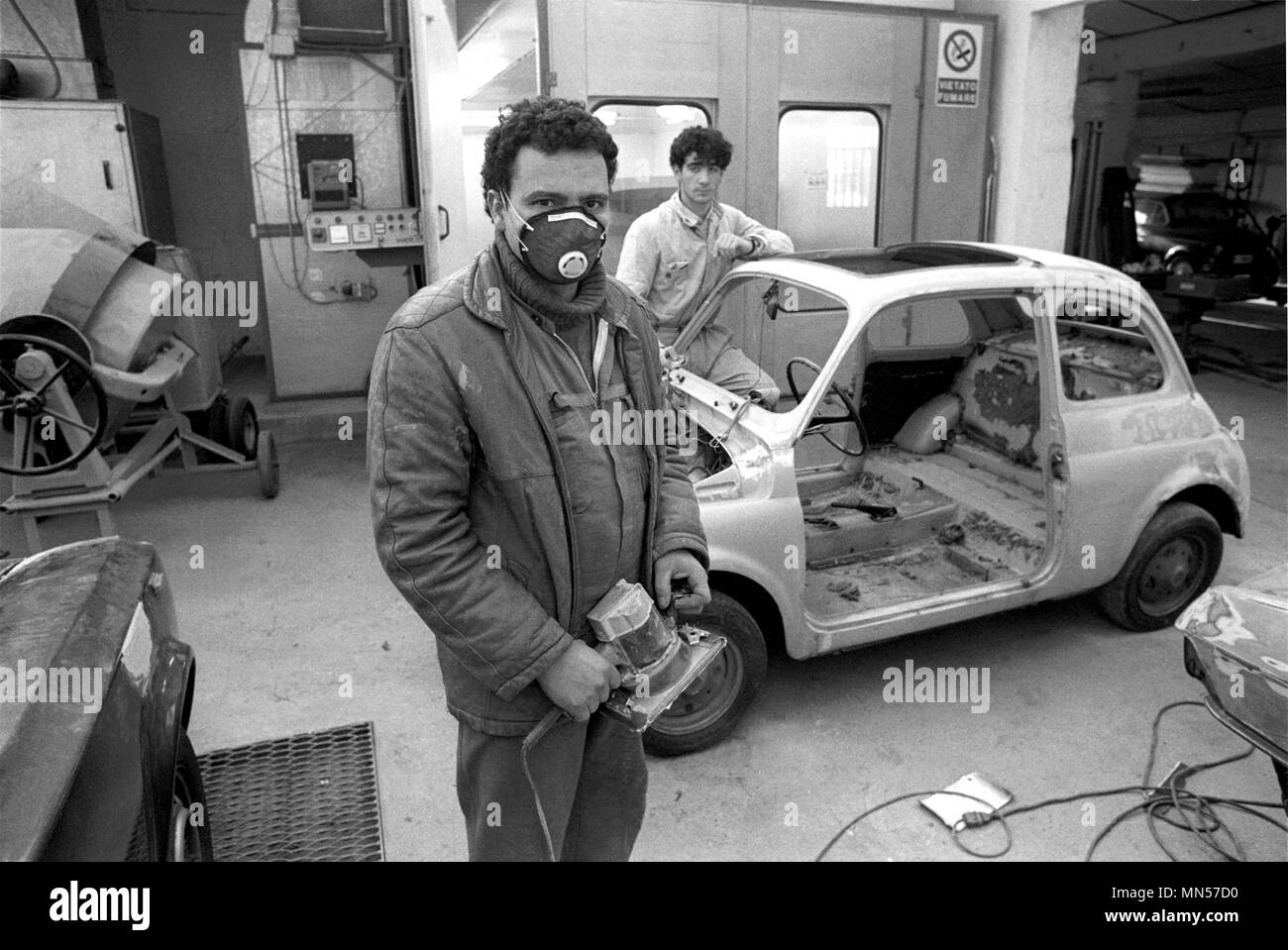 Mechanic workshop car Black and White Stock Photos & Images - Alamy